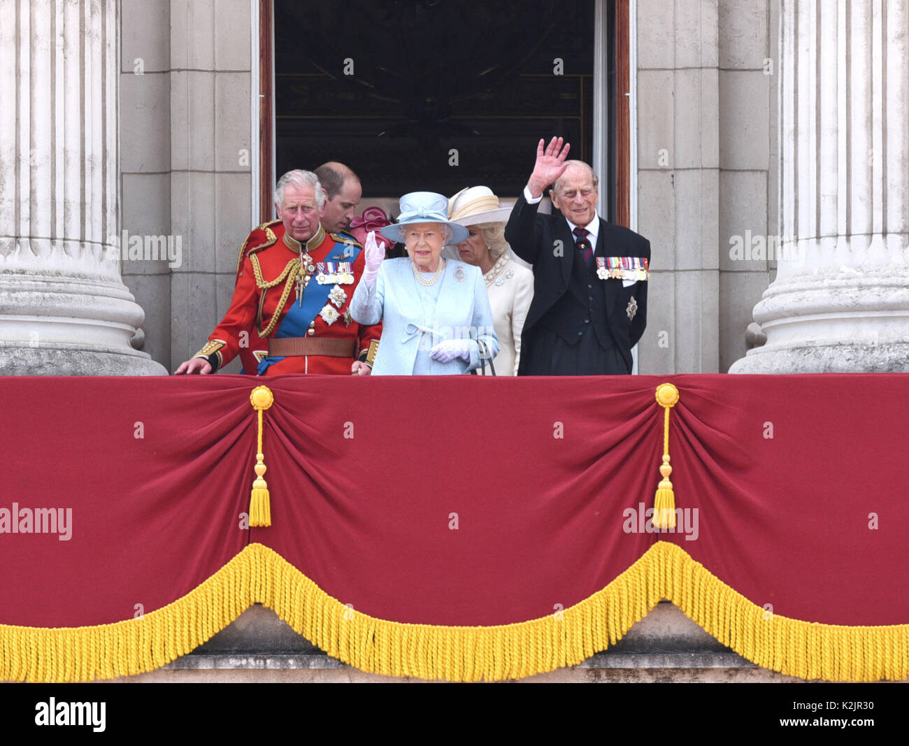 William prince of wales waving hi-res stock photography and images - Alamy