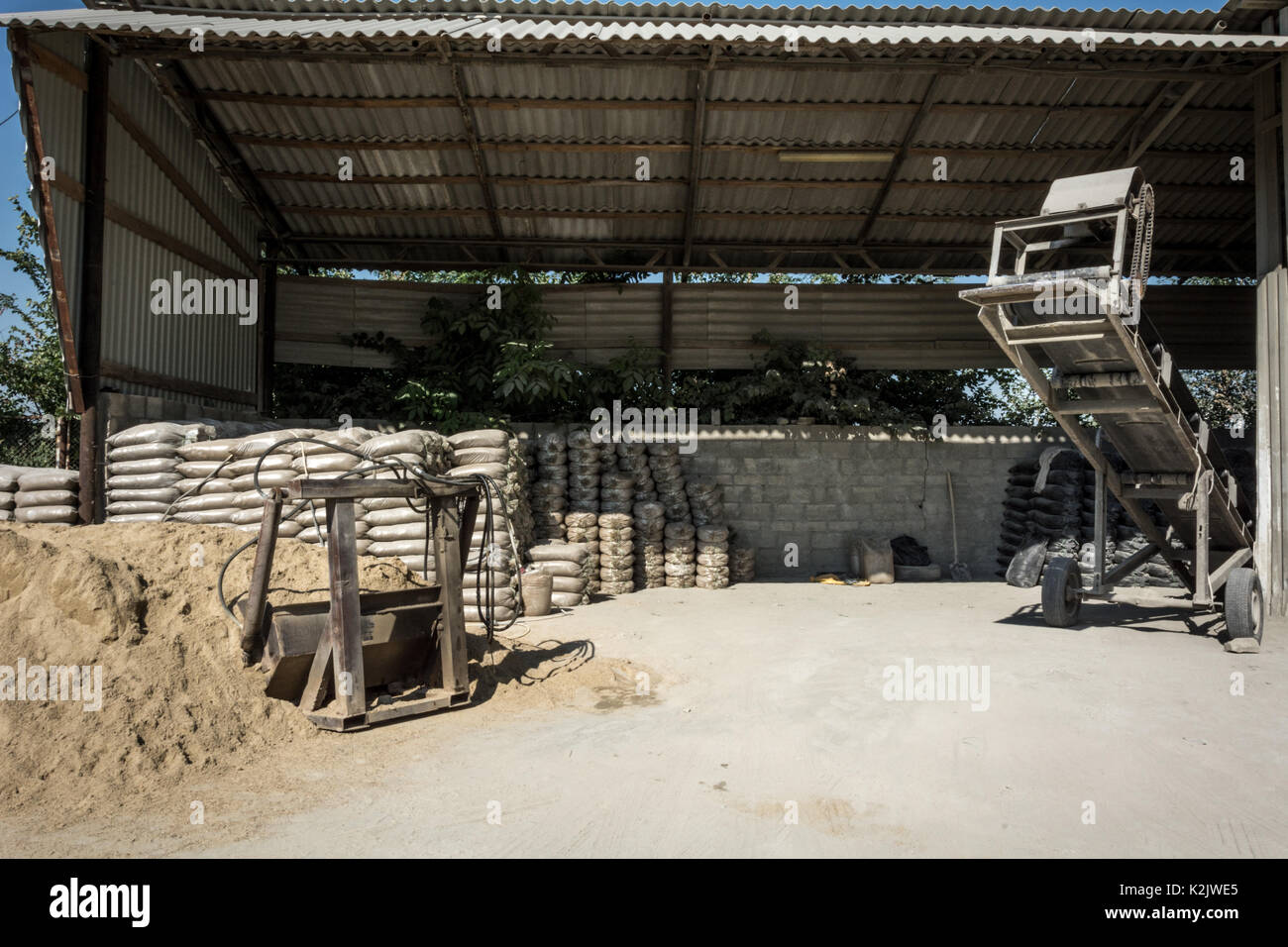 Sandbag packing hi-res stock photography and images - Alamy
