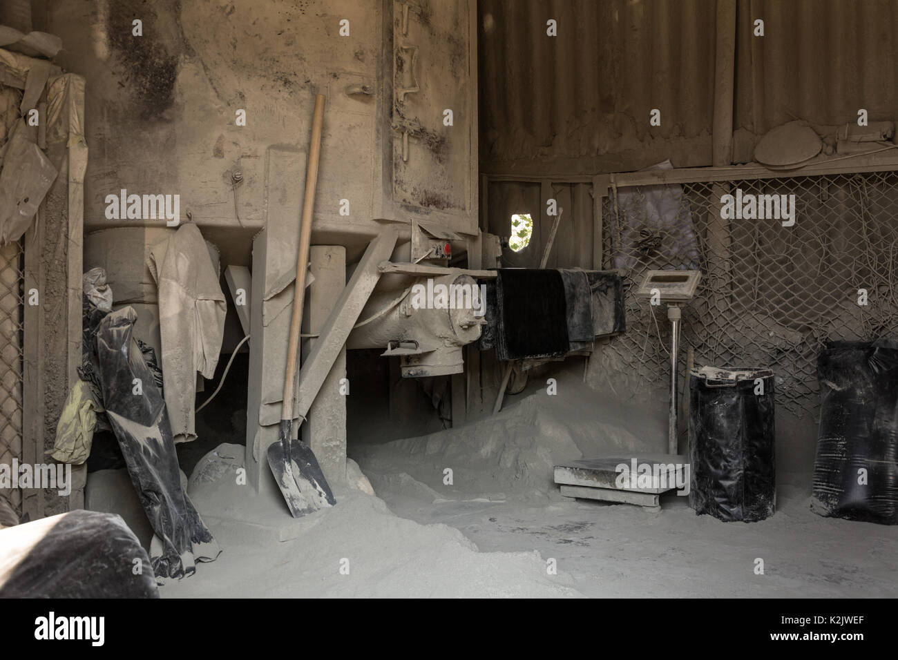 Cement packaging. Warehouse for the packing of cement Stock Photo - Alamy