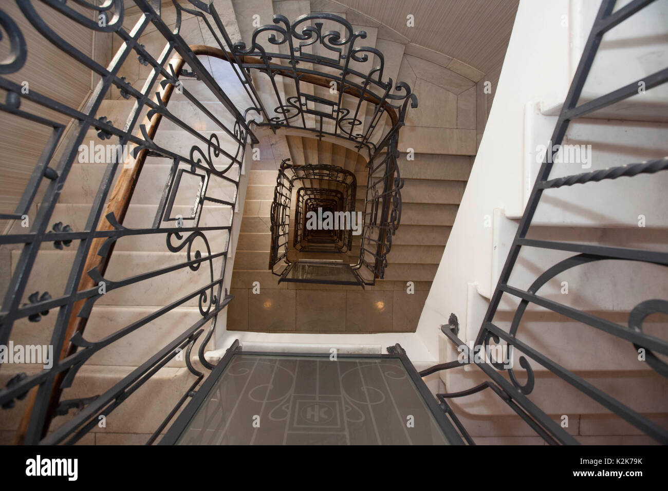 Classic staircase hotel hi-res stock photography and images - Alamy