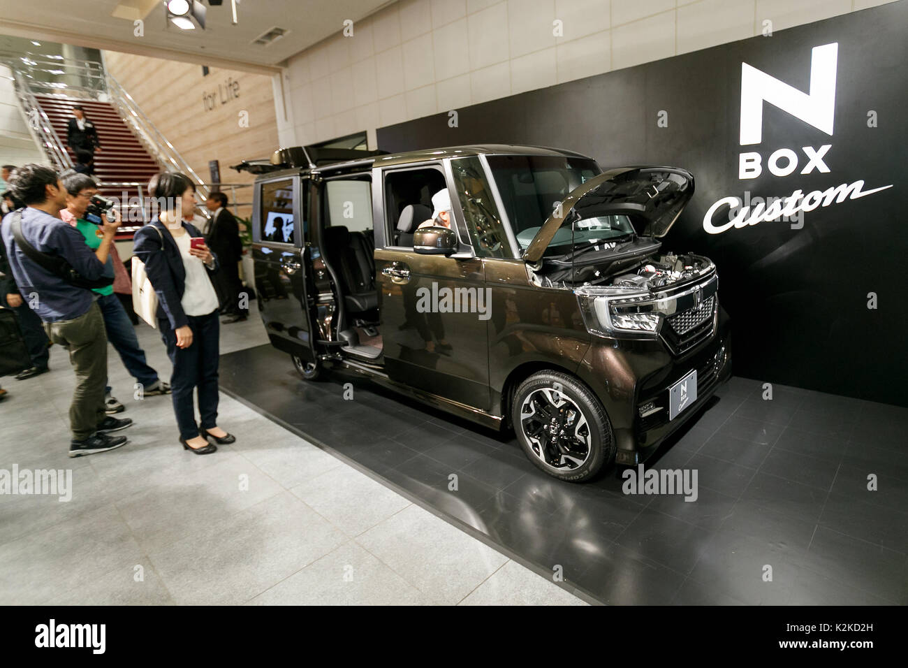 Tokyo, Japan. 31st Aug, 2017. Members of the press look at the new N ...