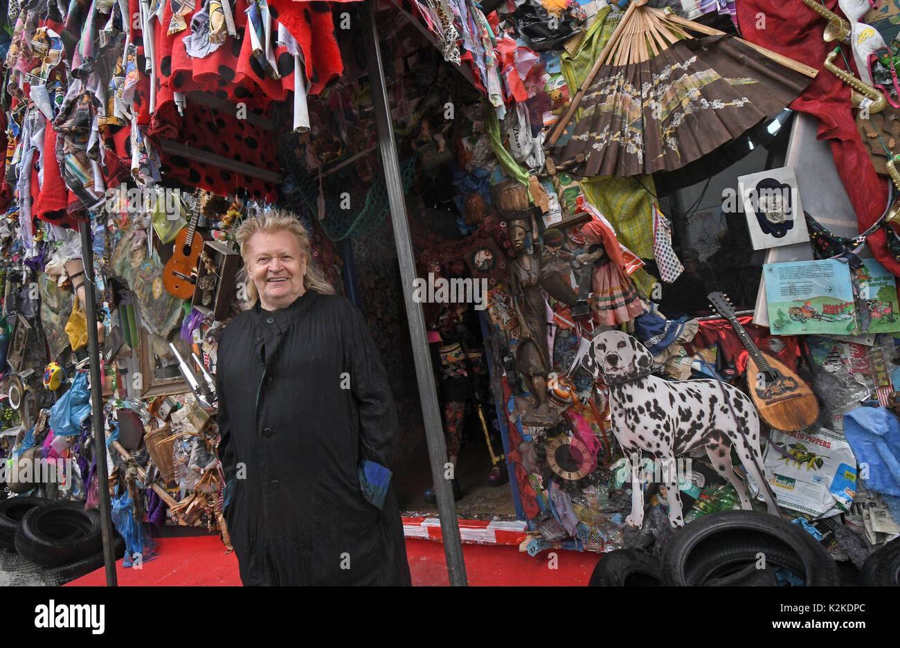 Cologne, Germany. 31st Aug, 2017. Performance artist HA Schult stands ...