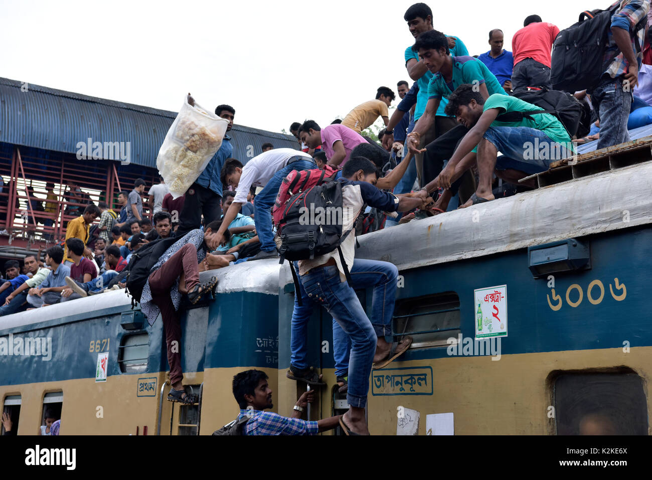 Dhaka, Bangladesh. 31st Aug, 2017. Thousand of Bangladeshi homebound ...