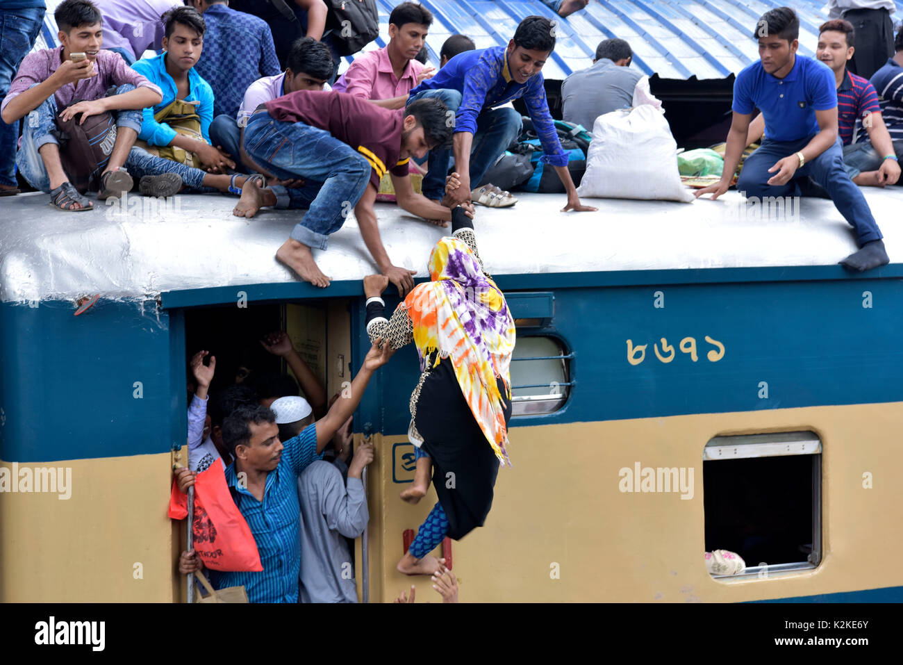 Dhaka, Bangladesh. 31st Aug, 2017. Thousand of Bangladeshi homebound ...