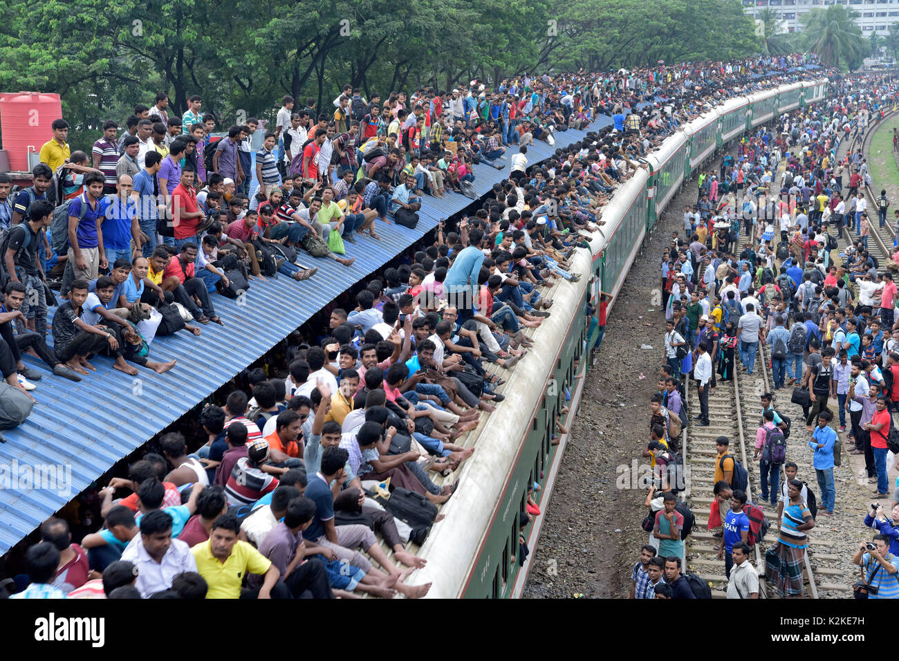 Dhaka, Bangladesh. 31st Aug, 2017. Thousand of Bangladeshi homebound ...