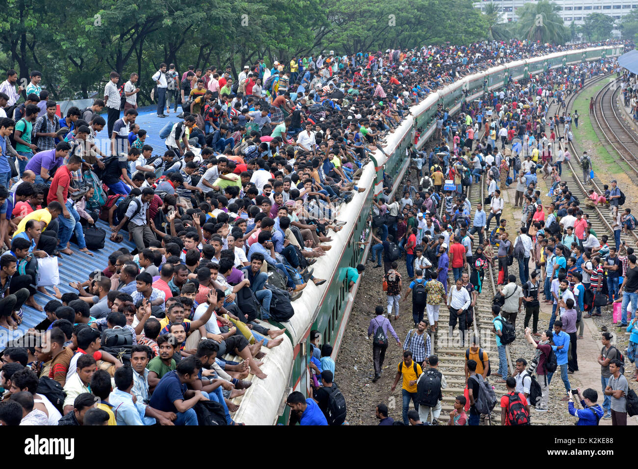 Dhaka, Bangladesh. 31st Aug, 2017. Thousand of Bangladeshi homebound ...