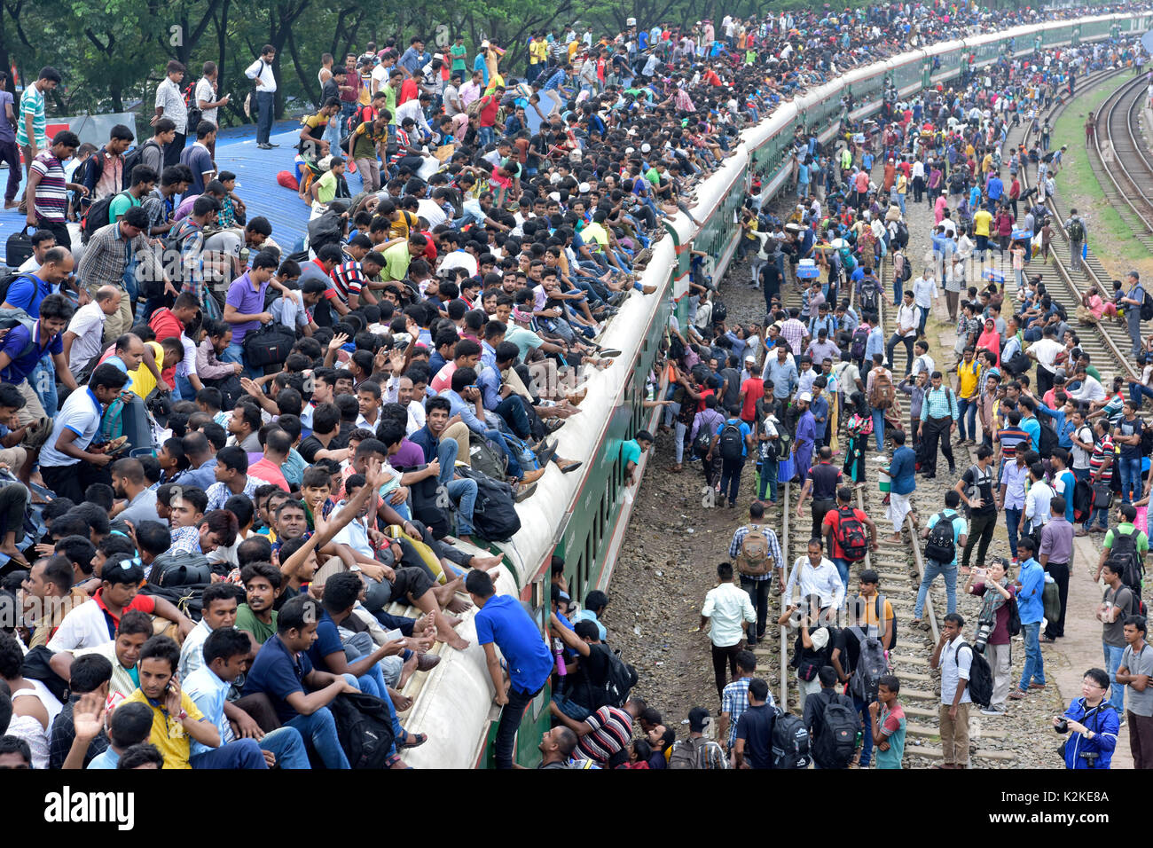 Dhaka, Bangladesh. 31st Aug, 2017. Thousand of Bangladeshi homebound ...