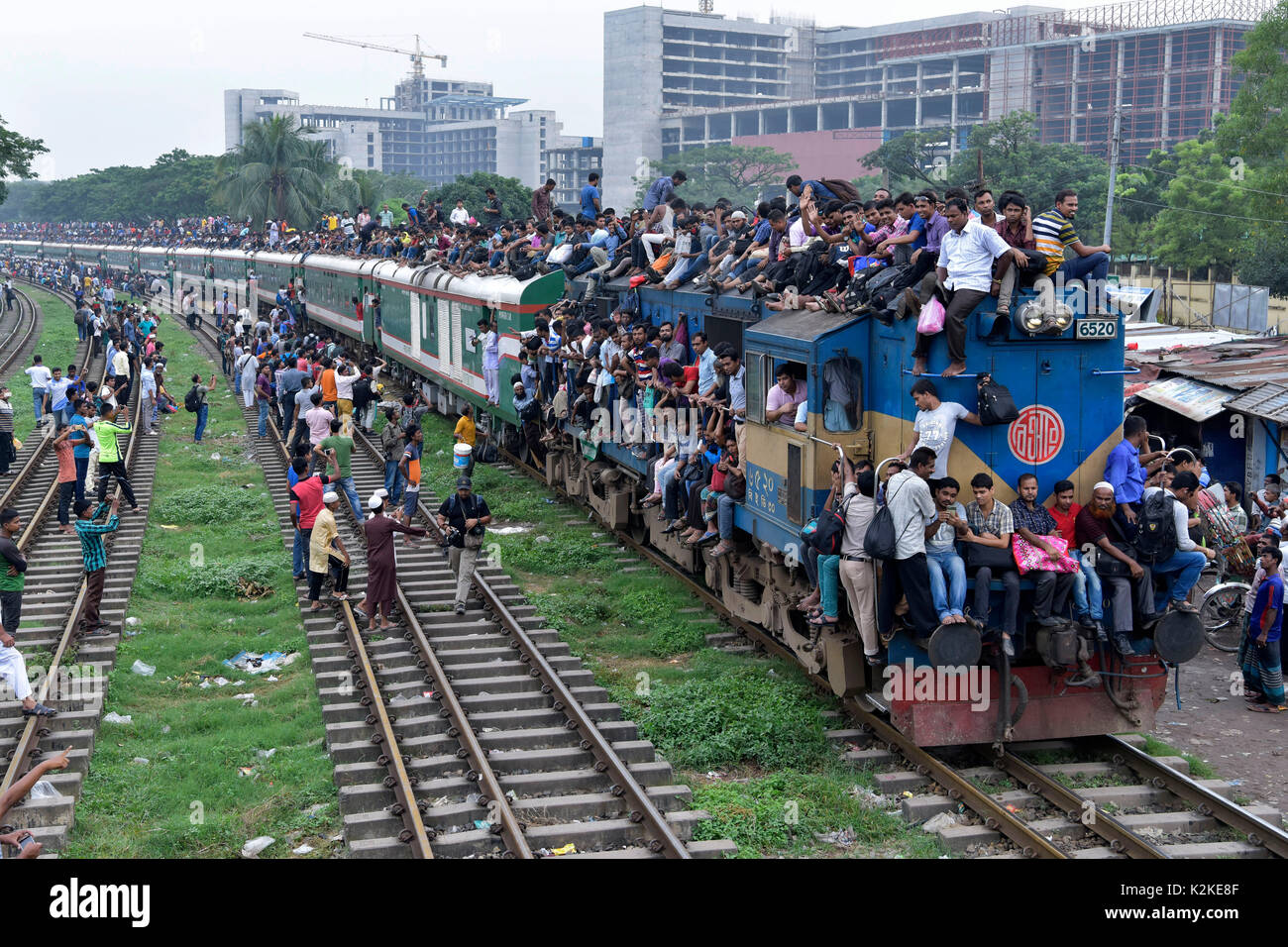 Dhaka, Bangladesh. 31st Aug, 2017. Thousand of Bangladeshi homebound ...