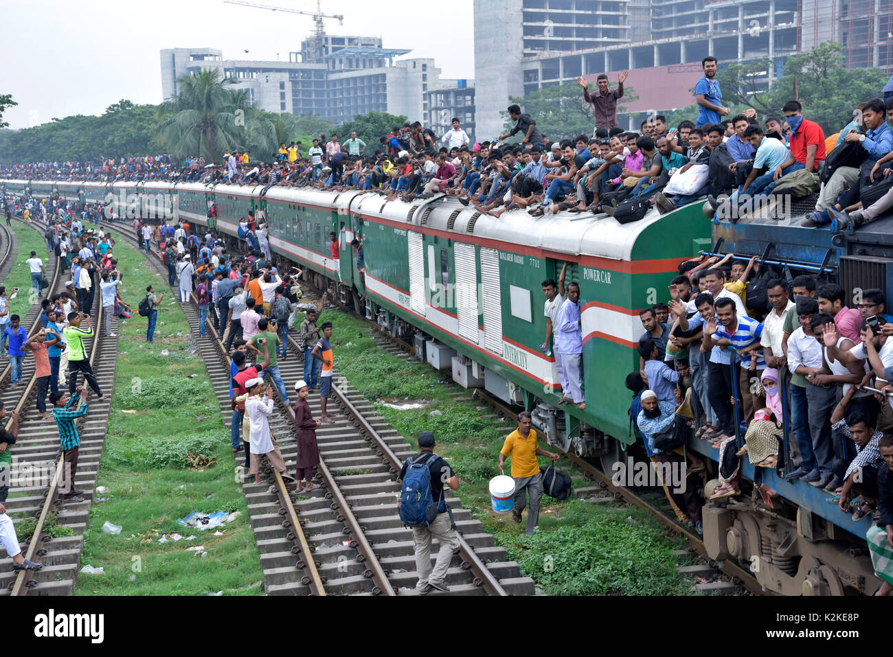 Dhaka, Bangladesh. 31st Aug, 2017. Thousand of Bangladeshi homebound ...