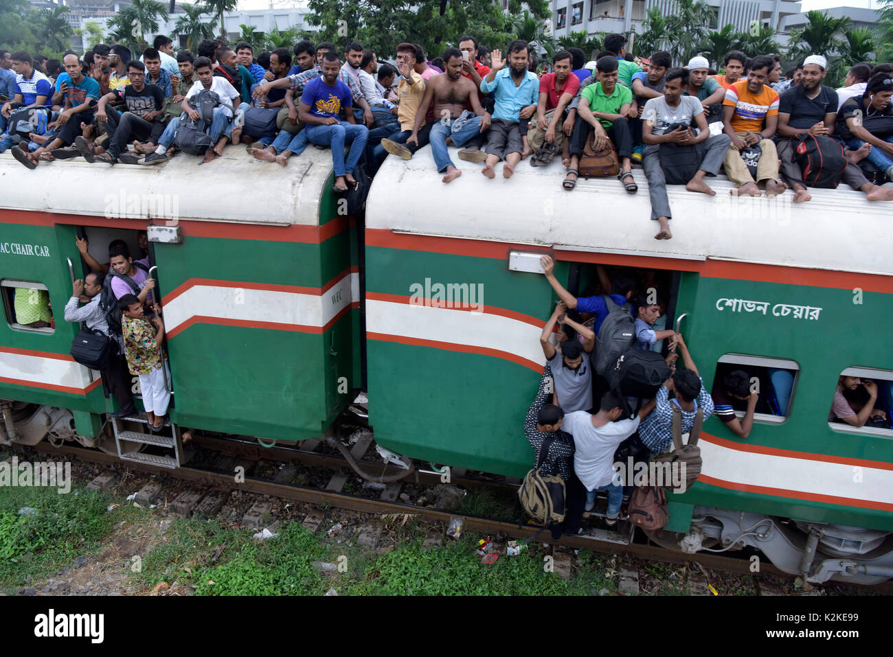 Dhaka, Bangladesh. 31st Aug, 2017. Thousand of Bangladeshi homebound ...