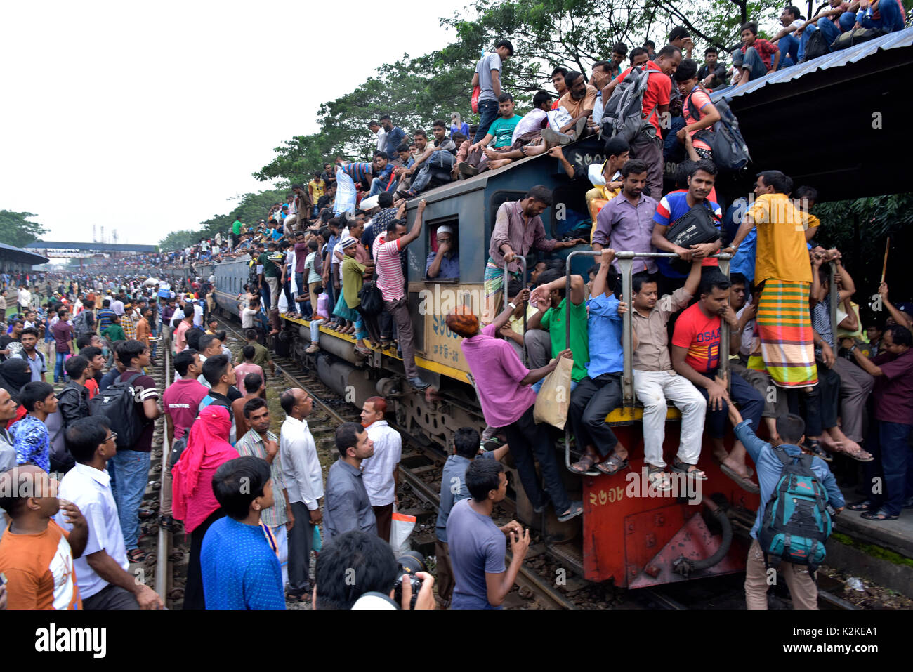 Dhaka, Bangladesh. 31st Aug, 2017. Thousand of Bangladeshi homebound ...
