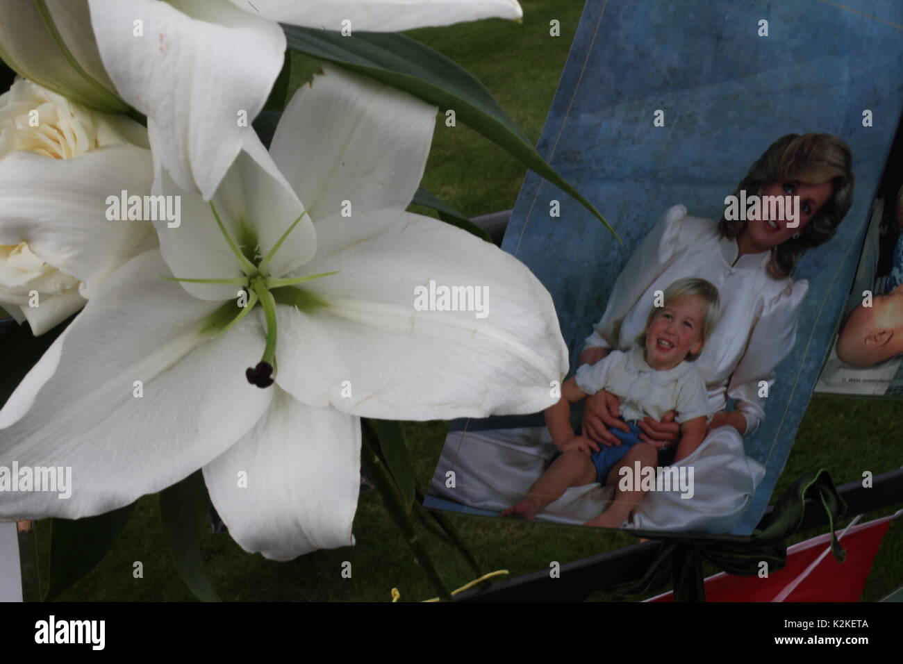 London, UK. 31st Aug, 2017. People pay tribute to Princess Diana at ...