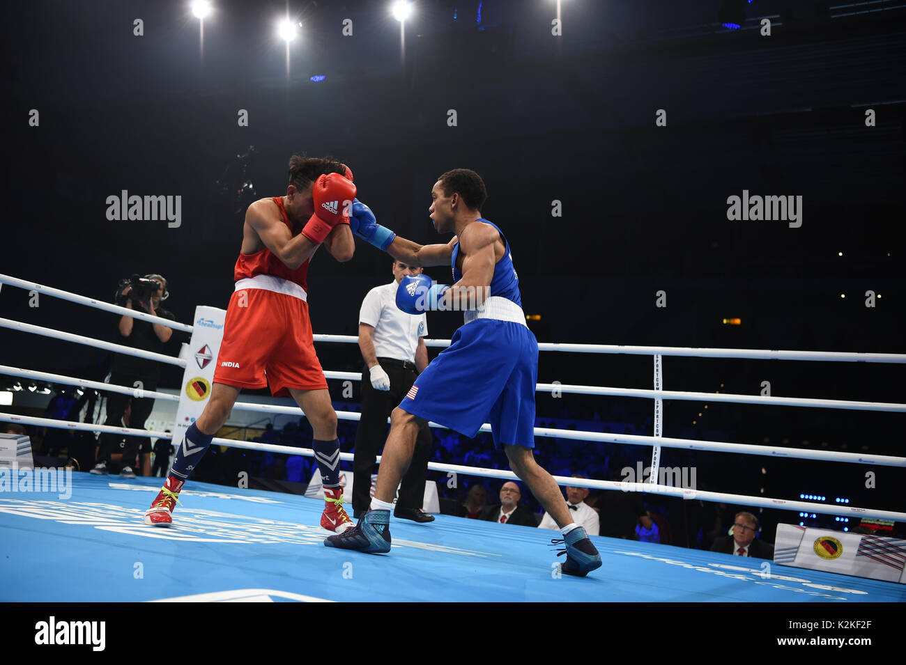 Hamburg, Germany. 31st Aug, 2017. The American boxer Duke Ragan (R ...