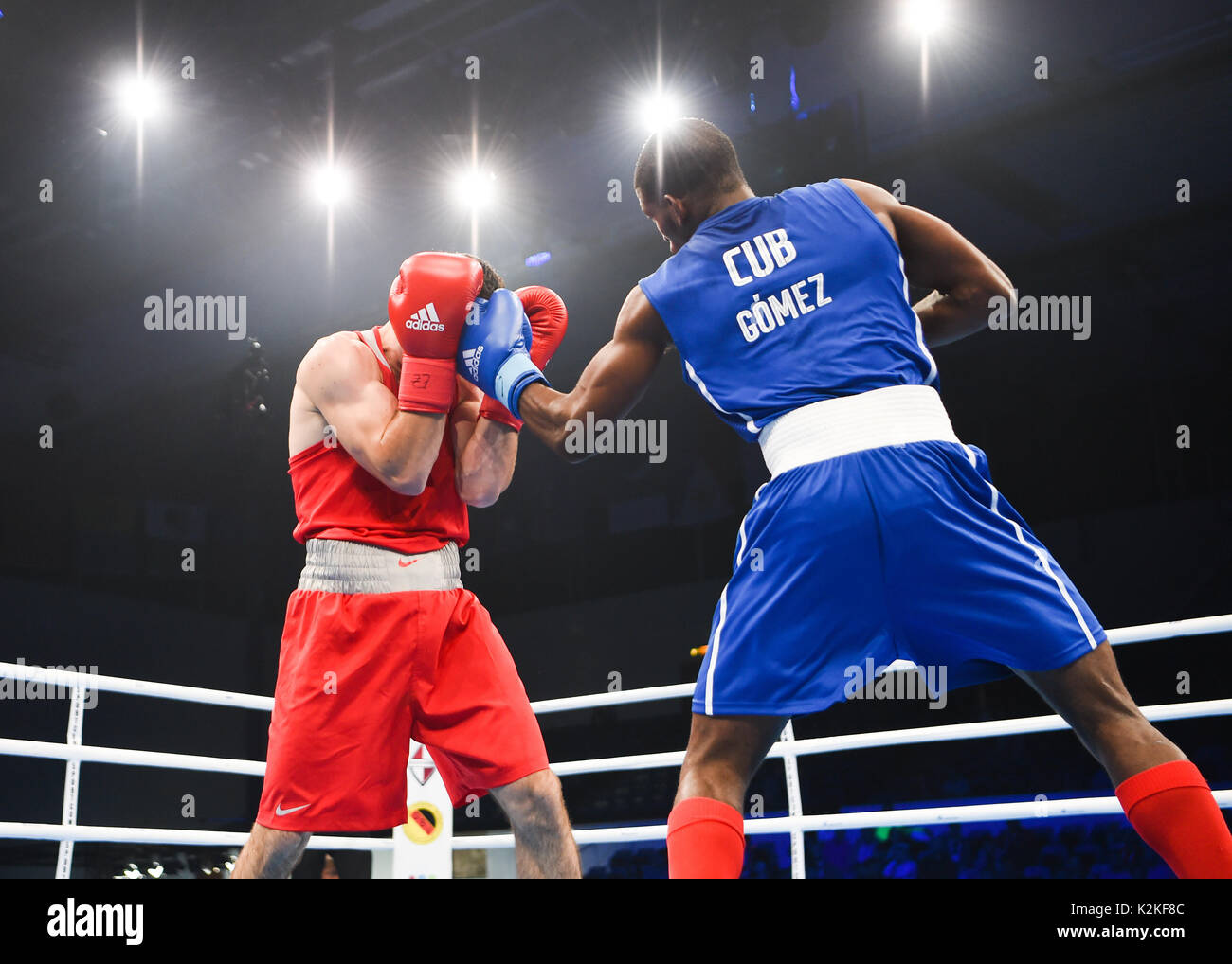 Hamburg, Germany. 31st Aug, 2017. The Cuban boxer Andy Cruz Gomez (R ...