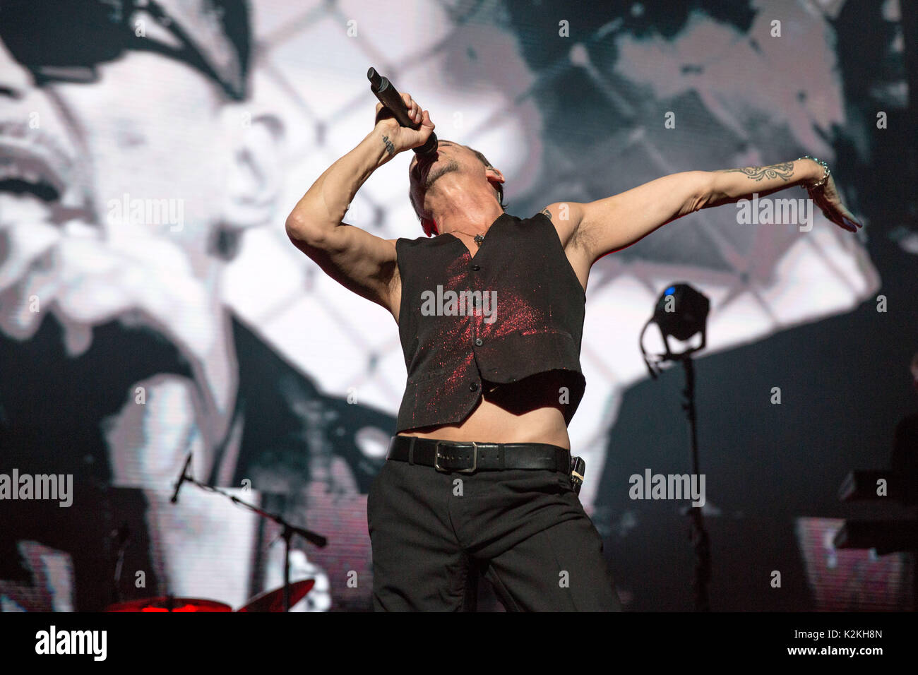 Tinley Park, Illinois, USA. 30th Aug, 2017. DAVE GAHAN of Depeche Mode ...