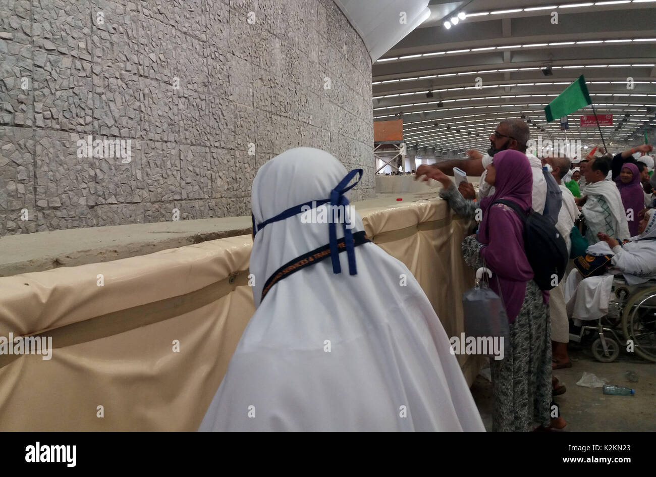 Mecca, Saudi Arabia. 1st Sep, 2017. Muslim pilgrims cast stones at a ...