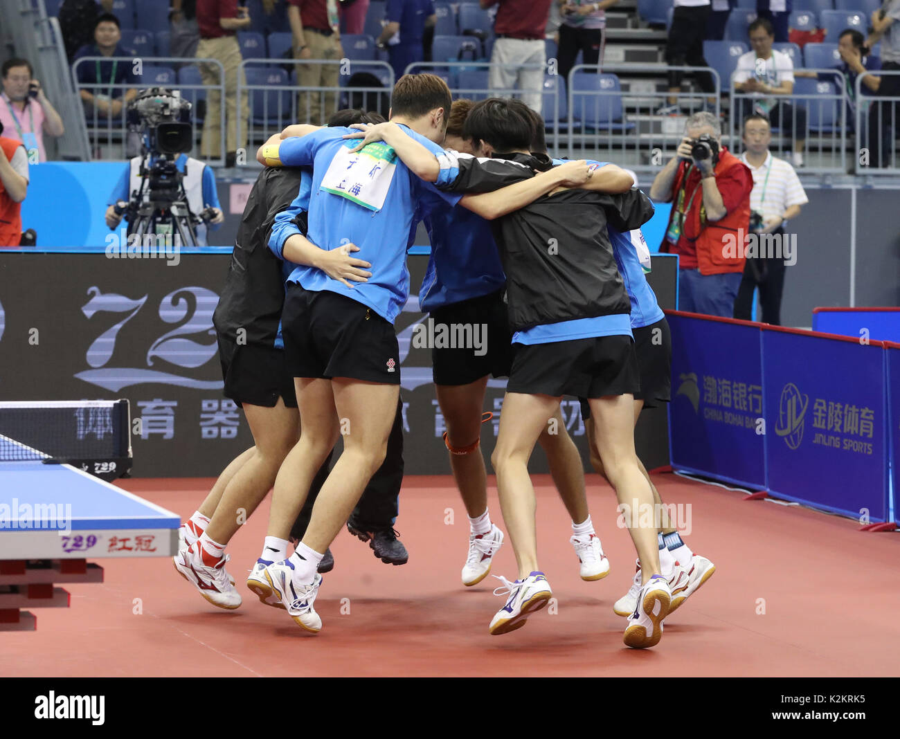 Mens table tennis hi-res stock photography and images - Alamy