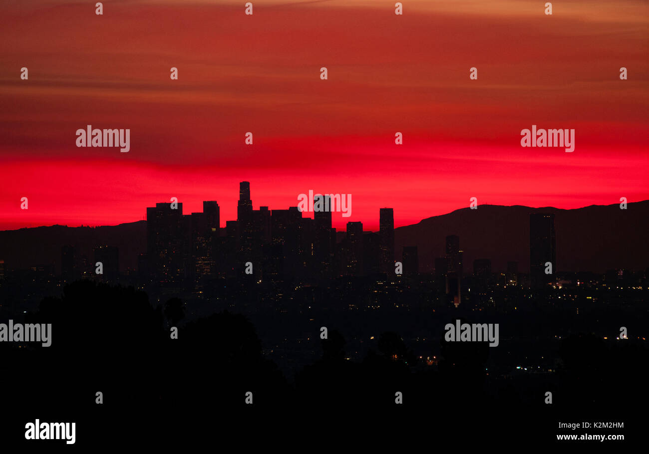 Los angeles skyline mountains overview hi-res stock photography and ...