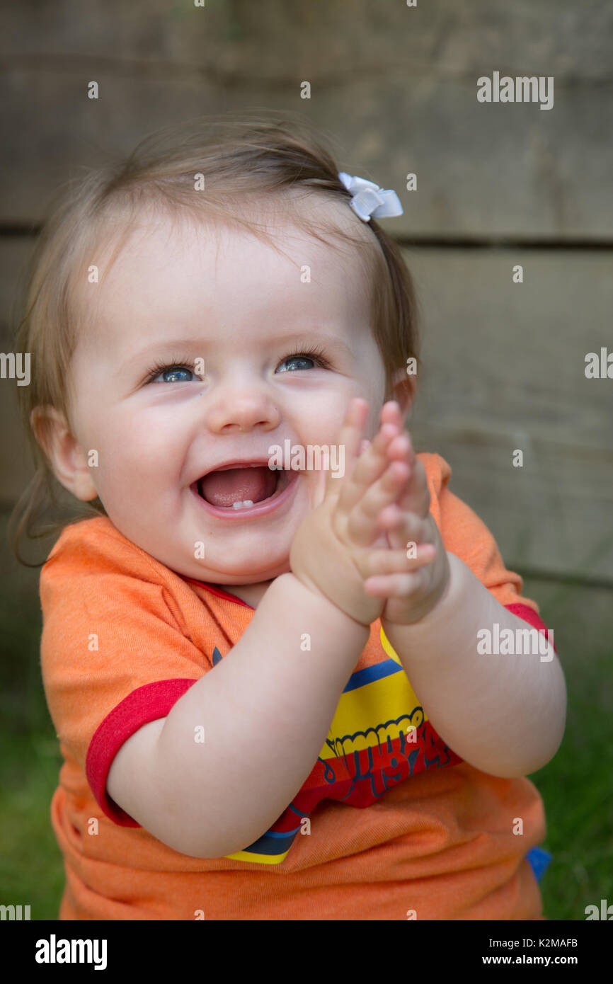 Girl clapping hi-res stock photography and images - Alamy