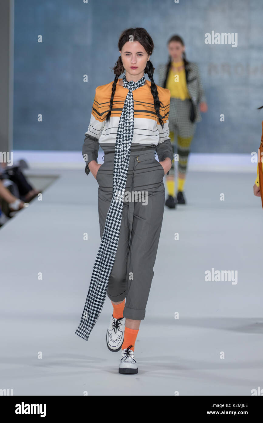 Girls model models catwalk fashion hi-res stock photography and images ...