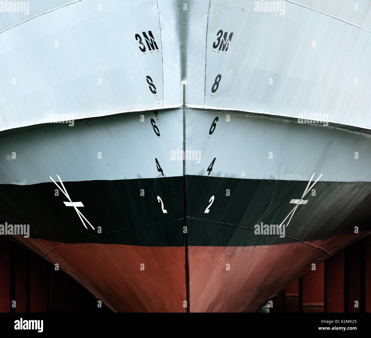 Ship hull marking hi-res stock photography and images - Alamy