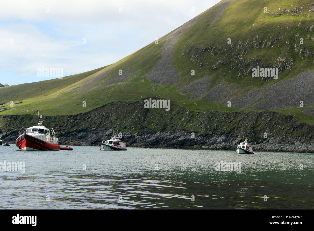 boats at anchor off jetty in st kilda Stock Photo - Alamy