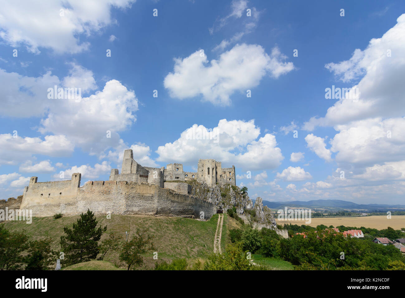 Beckov Castle, Beckov (Beckow), Slovakia Stock Photo - Alamy
