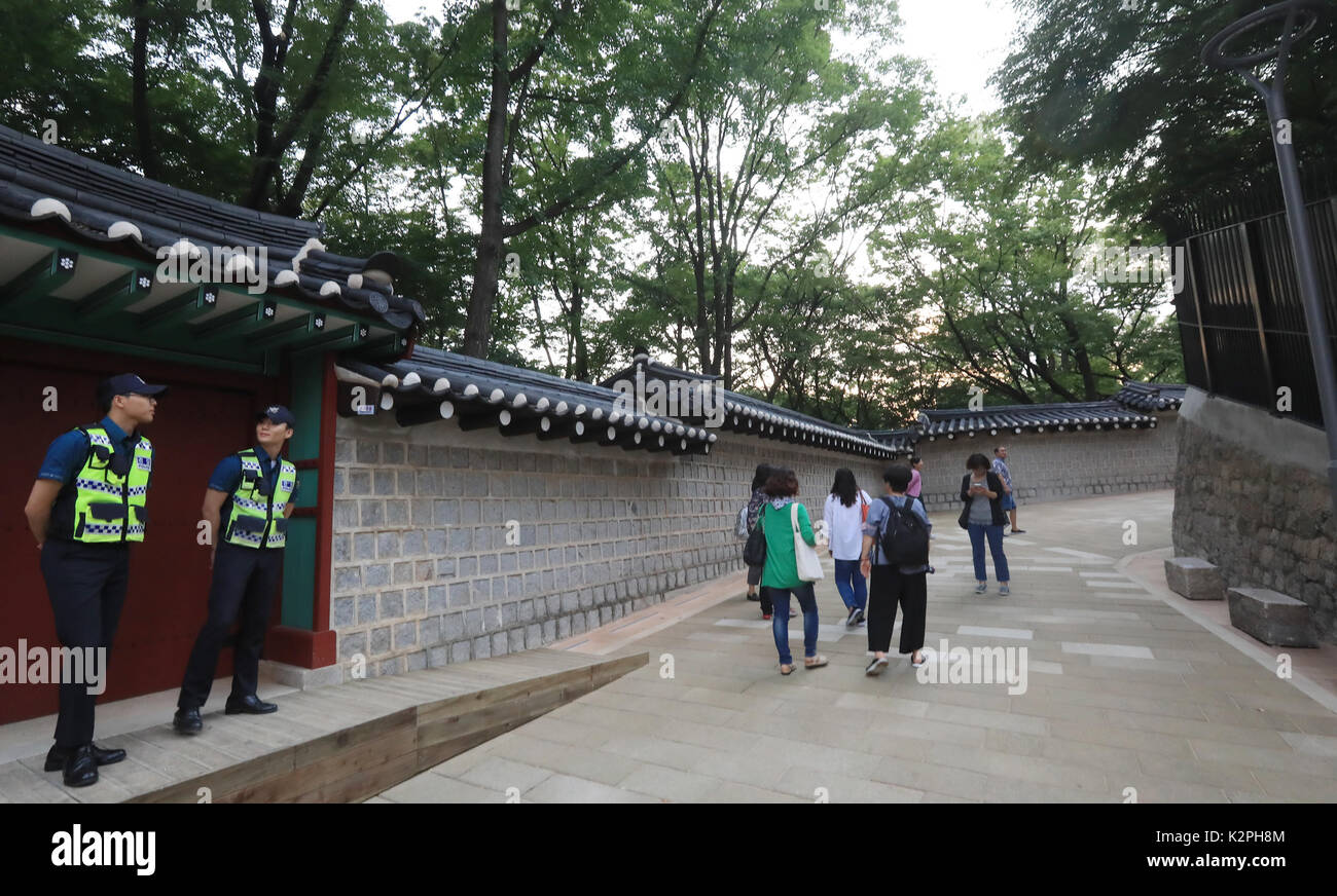 Deoksu Palace walkway People stroll along the Deoksu Palace Stonewall ...