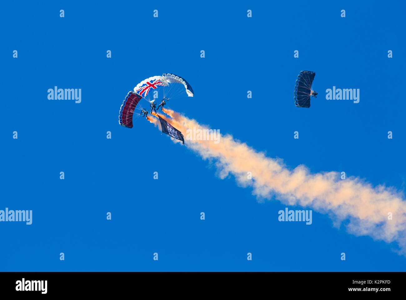 Regiment parachutes hi-res stock photography and images - Alamy