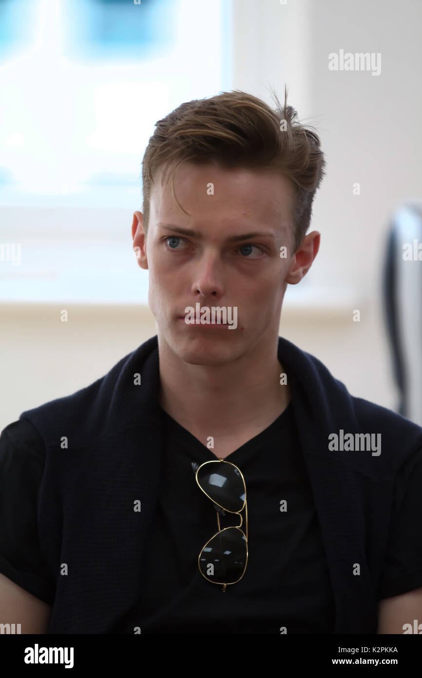 London underground busker dance hi-res stock photography and images - Alamy