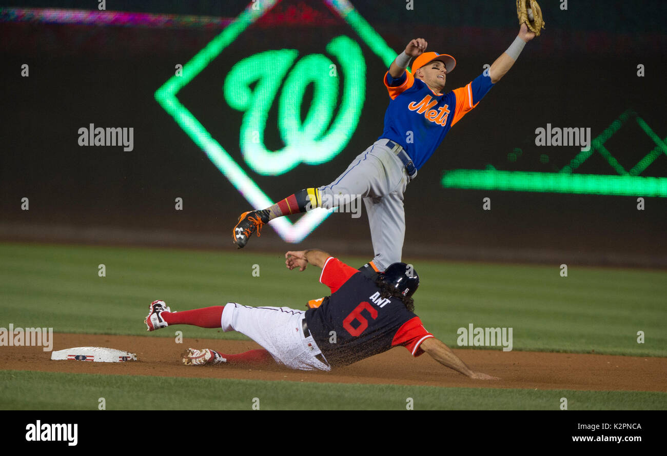 Washington Nationals third baseman Anthony Rendon (6) steals second ...