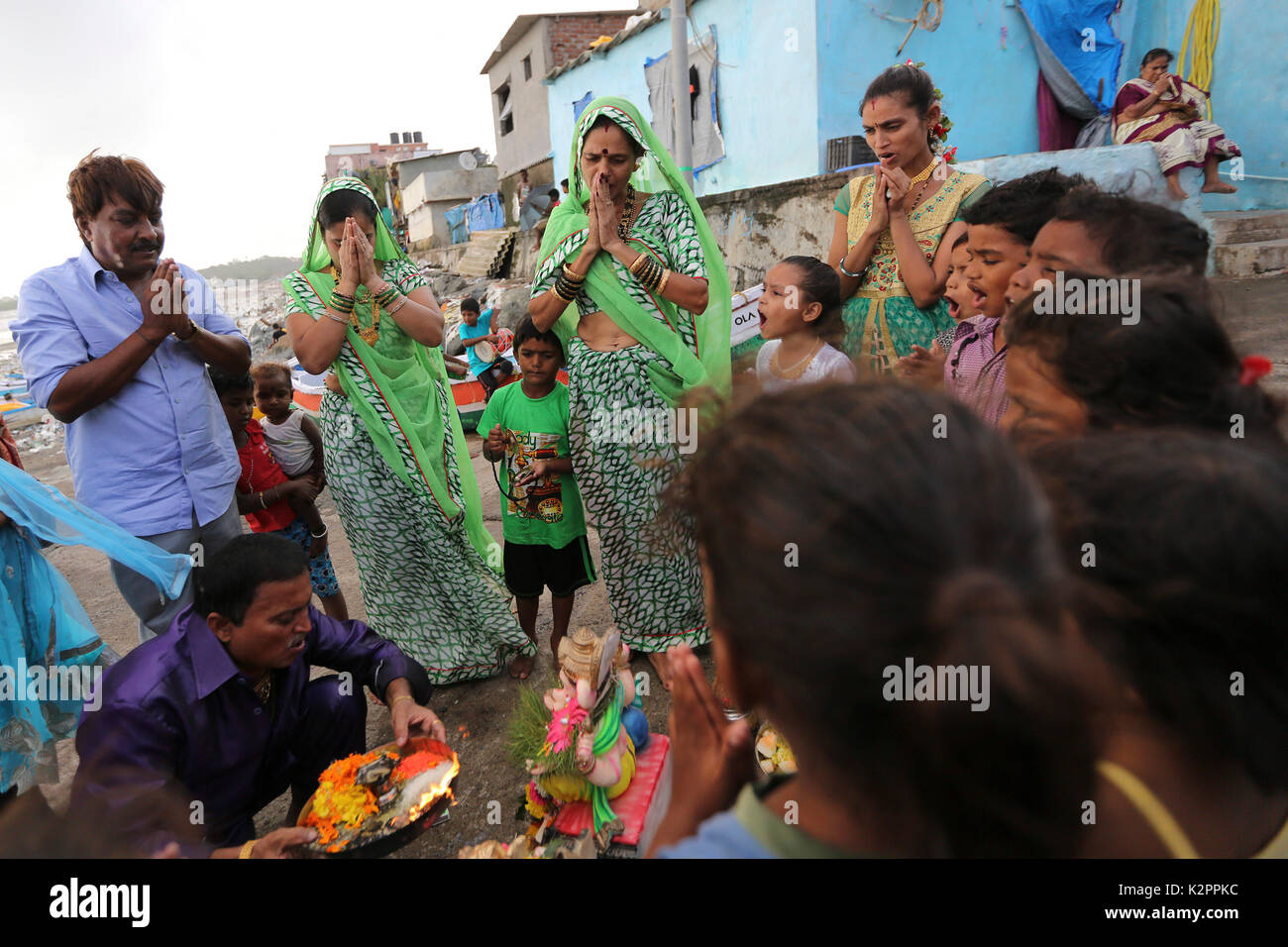 Indian hindu devotees pray hi-res stock photography and images - Alamy