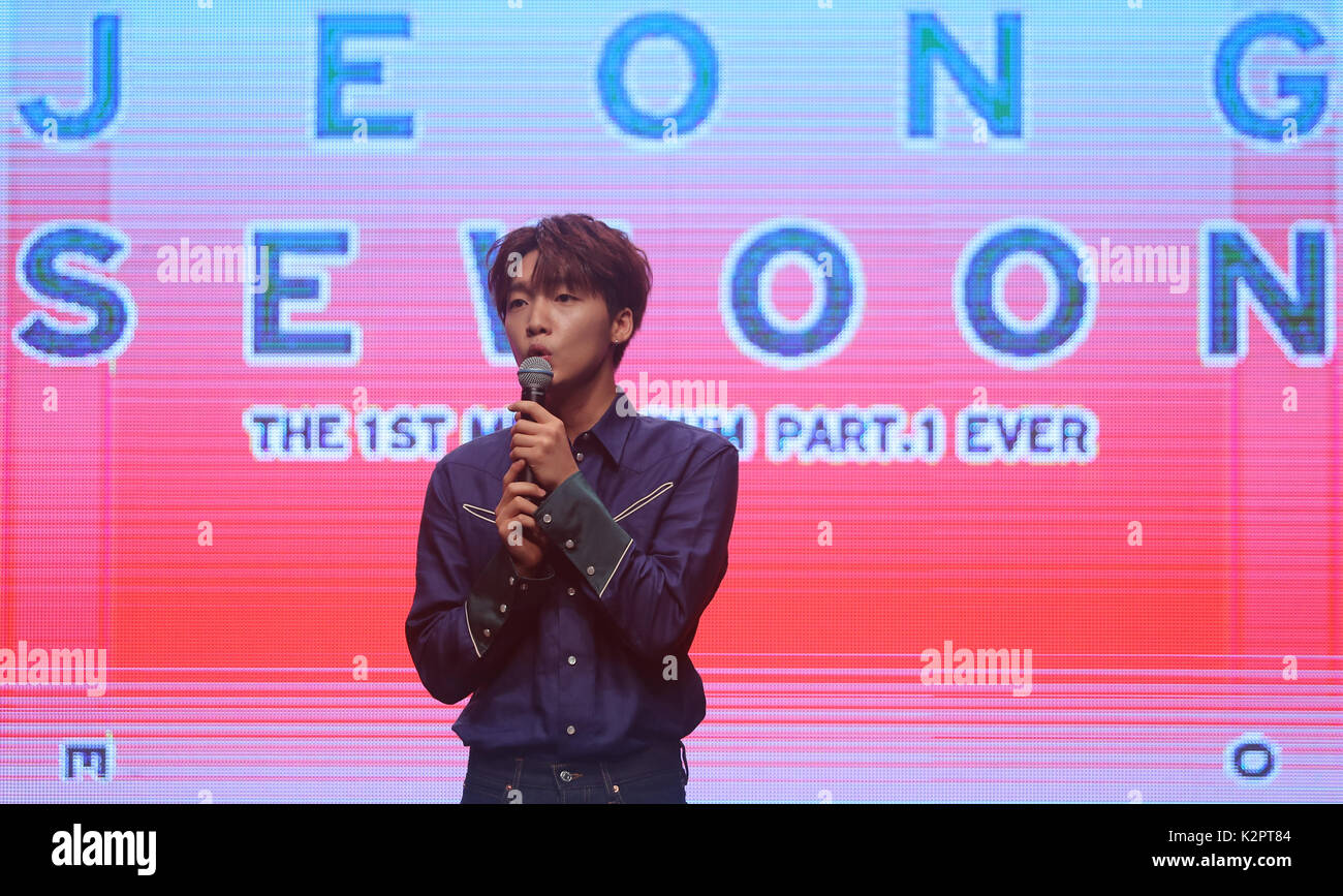 S. Korean singer Jung Sae-woon South Korean singer Jung Sae-woon greets ...