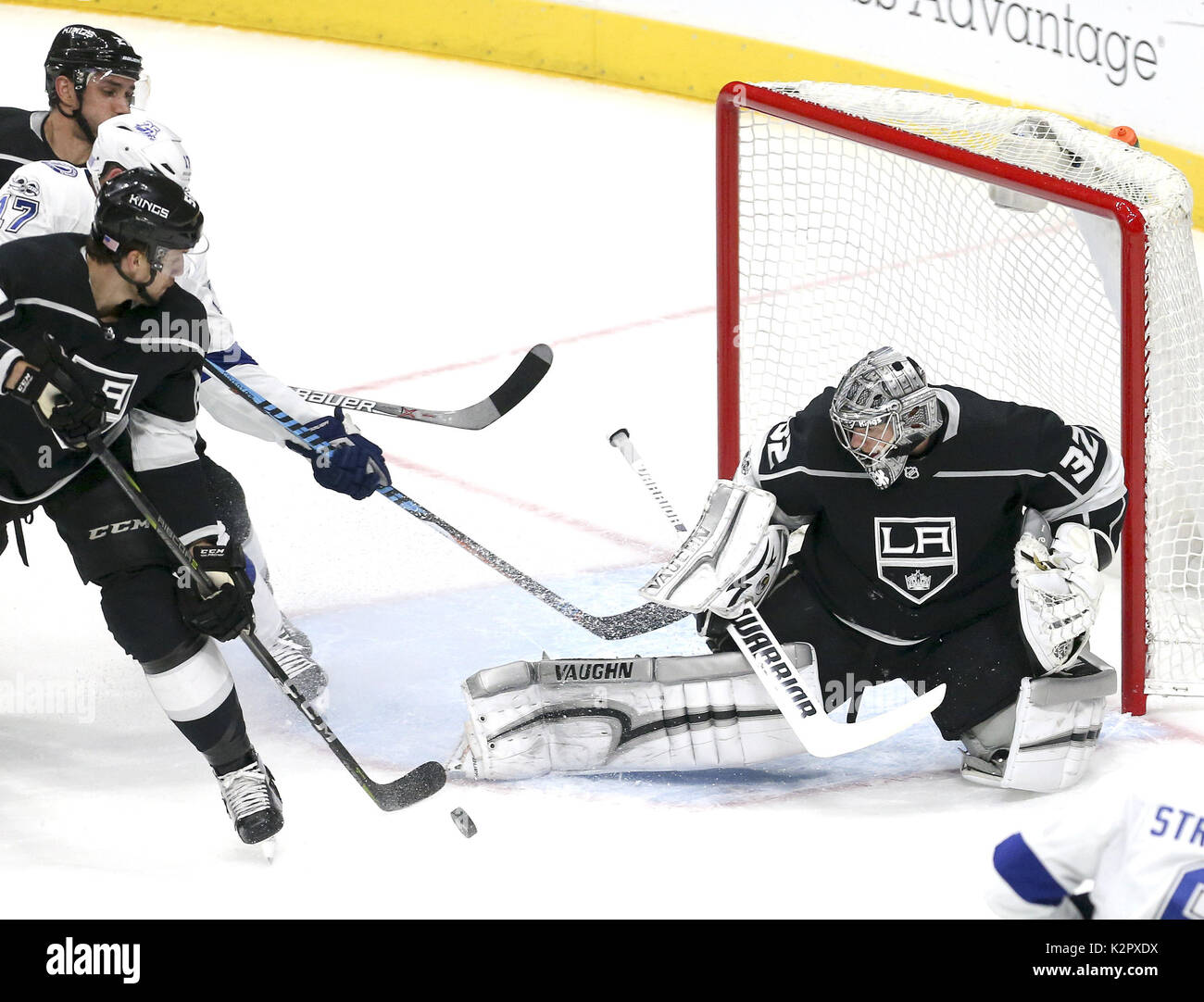 Los Angeles, California, USA. 9th Nov, 2017. Los Angeles Kings goalie ...