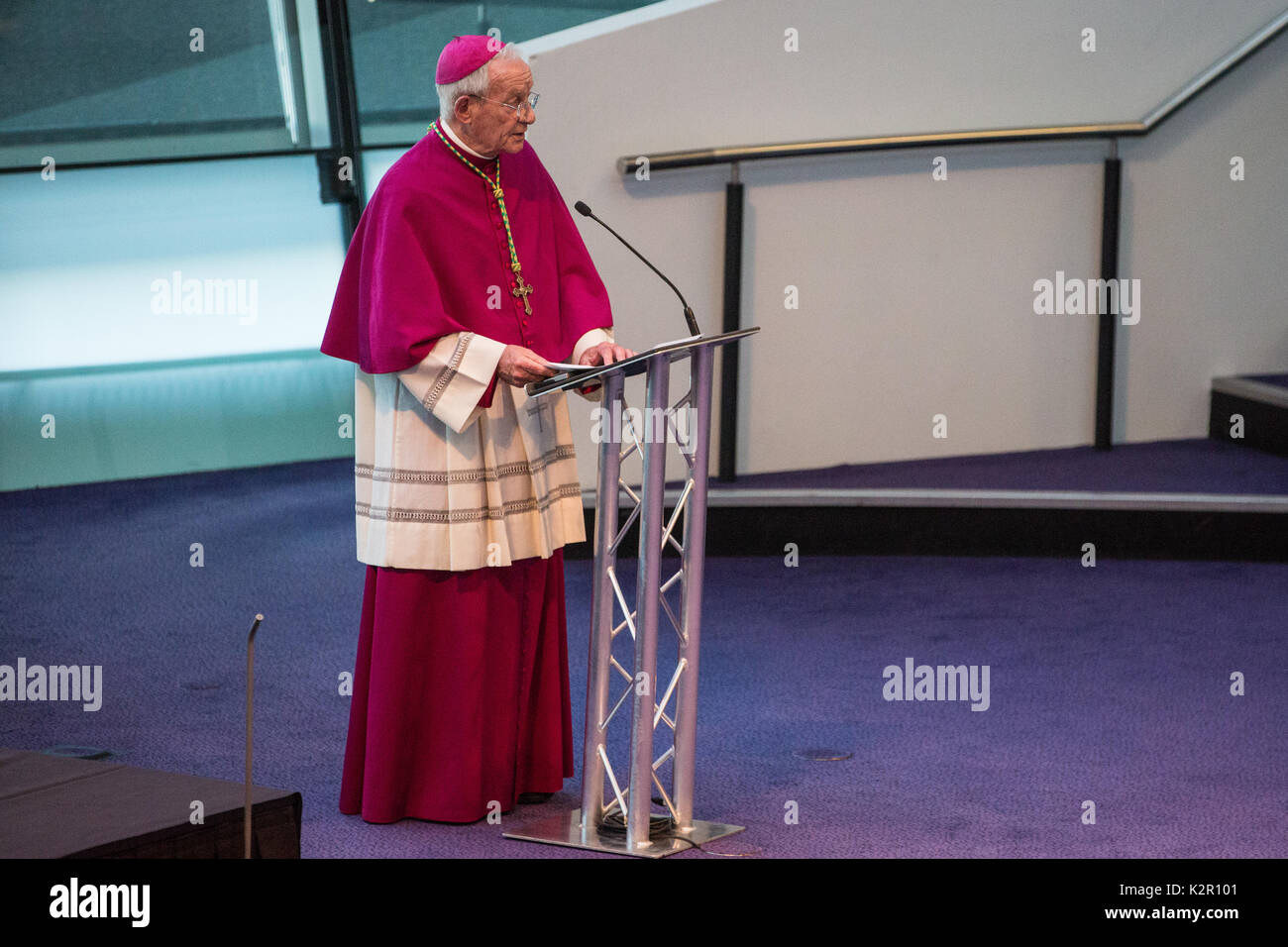 Reverend assembly hi-res stock photography and images - Alamy