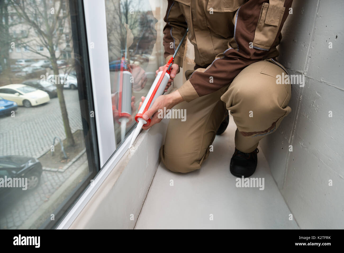 Person applying caulk hi-res stock photography and images - Alamy