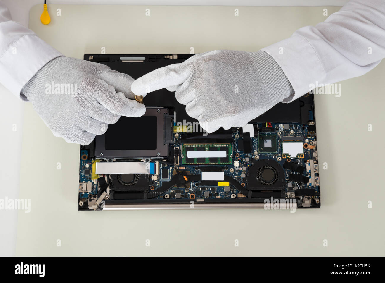 Fixing laptop hi-res stock photography and images - Alamy