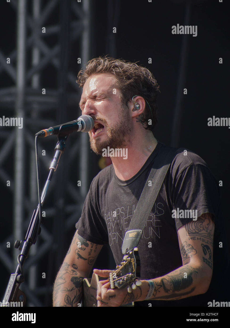 Acoustic singer hi-res stock photography and images - Alamy