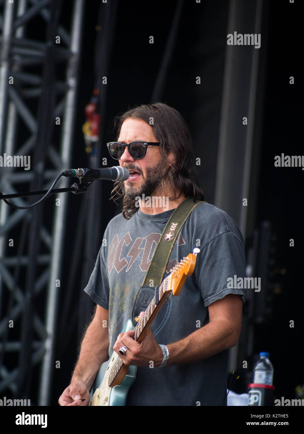 Grant Nicholas of the band Feeder performing live at the Victorious ...