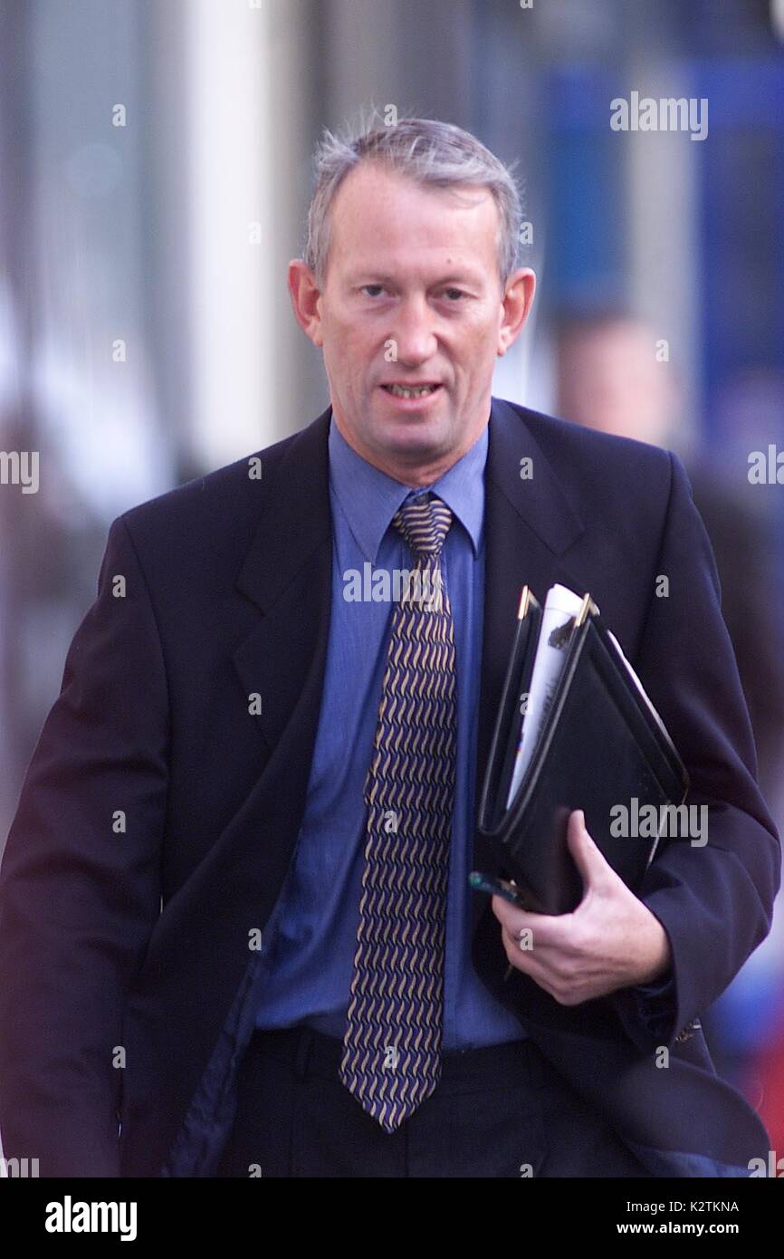 SARAH PAYNE TRIAL DAY 16 EX DET SUPT. PETER KENNETT ARRIVES AT LEWES ...