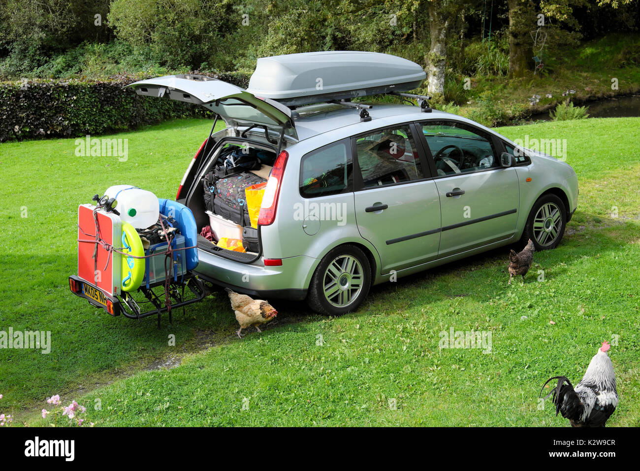 Packing suitcases car hi-res stock photography and images - Alamy