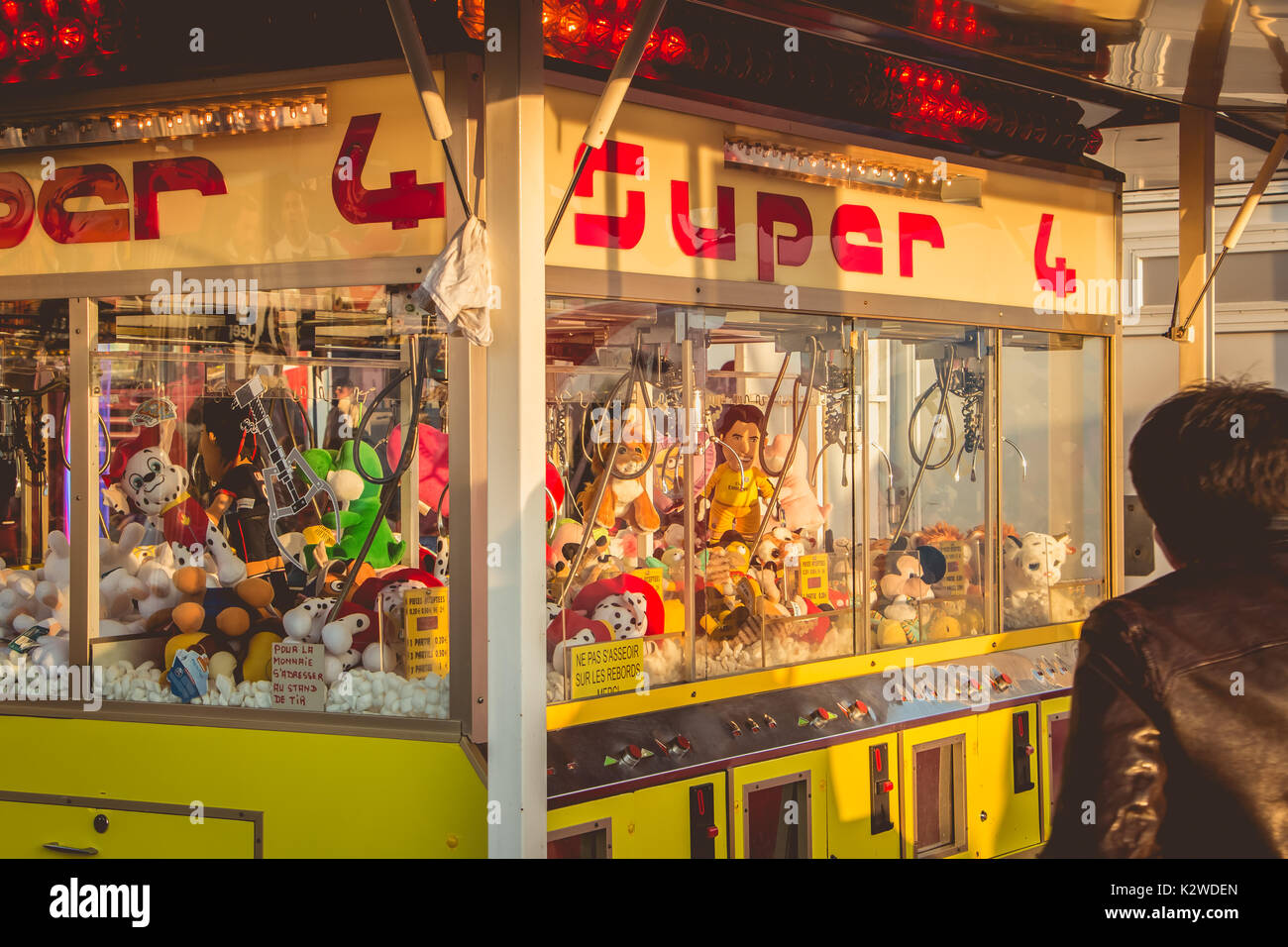 Teddy bear claw machine hi-res stock photography and images - Alamy