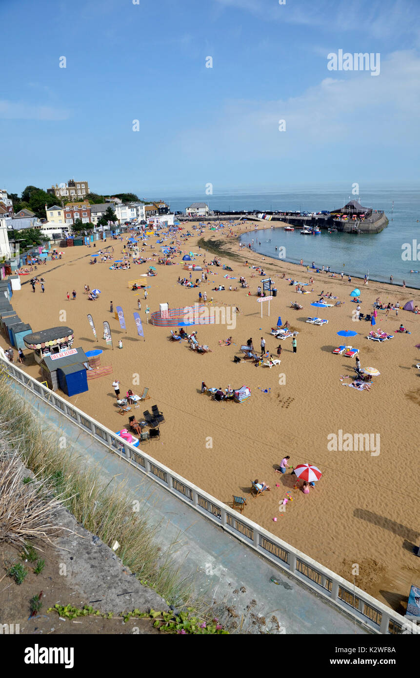 The beach and promenade at Broadstairs in Kent on a busy August Bank ...