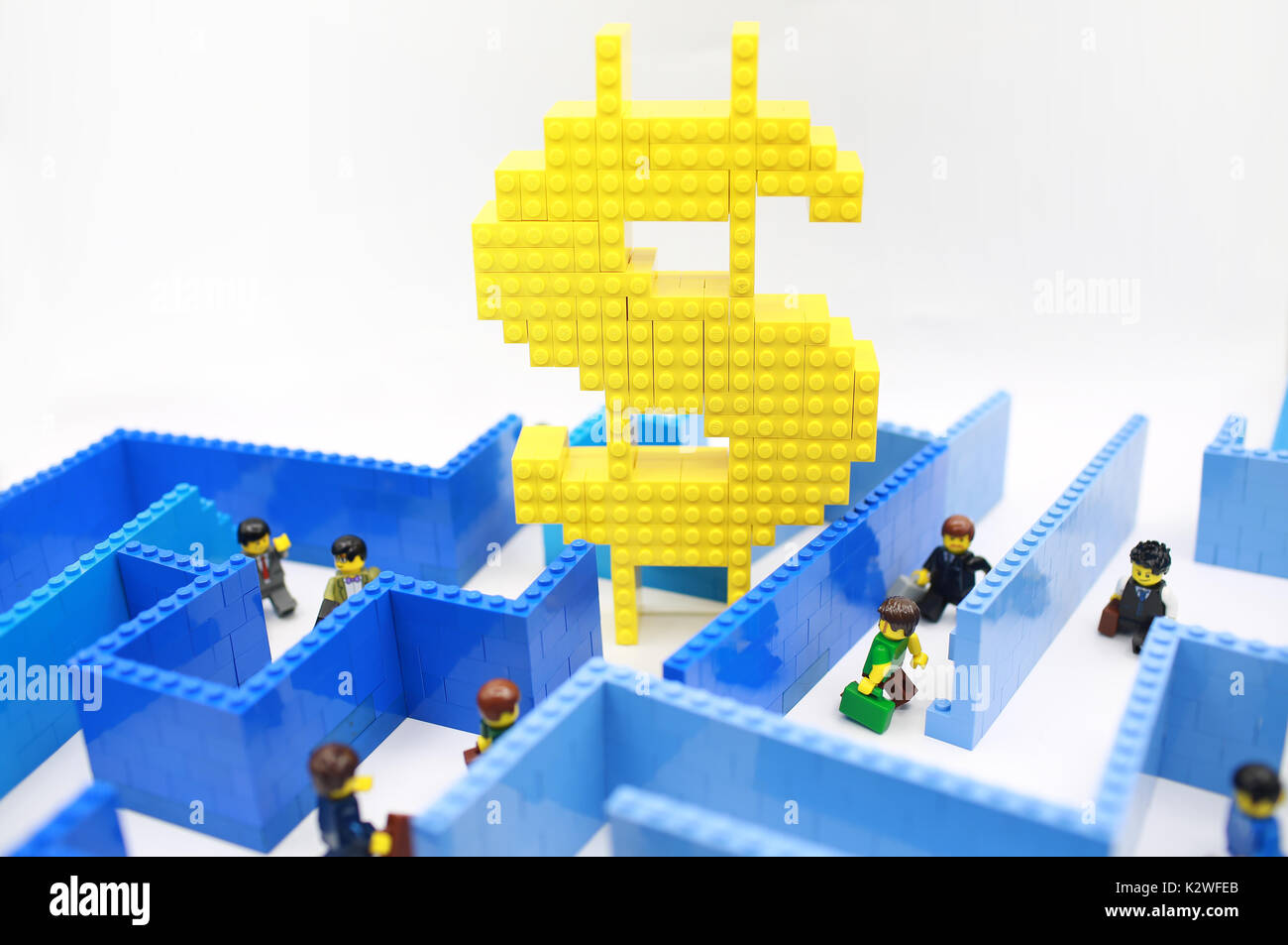 maze find the target Stock Photo - Alamy