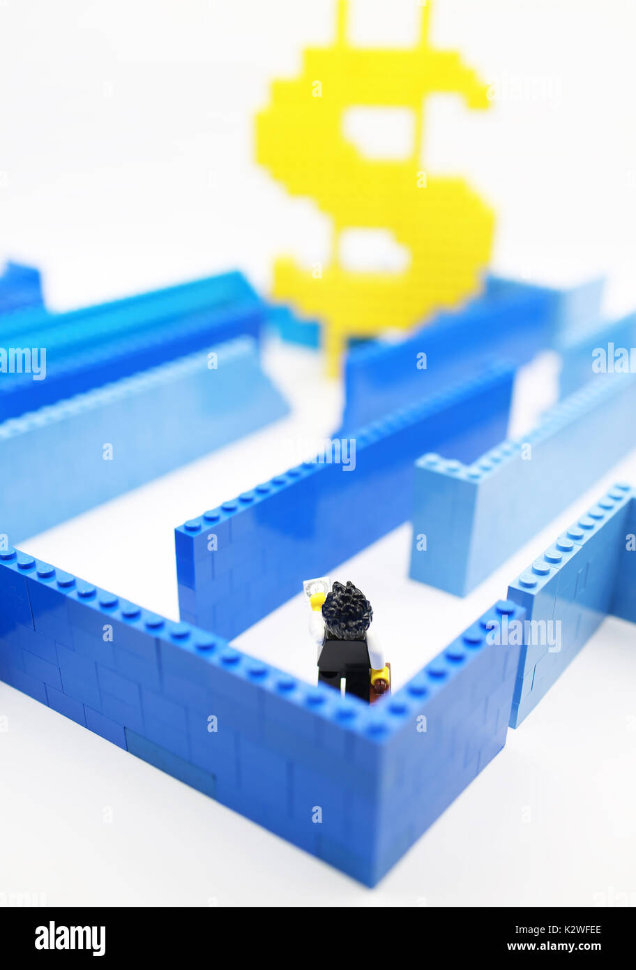 maze find the target Stock Photo - Alamy