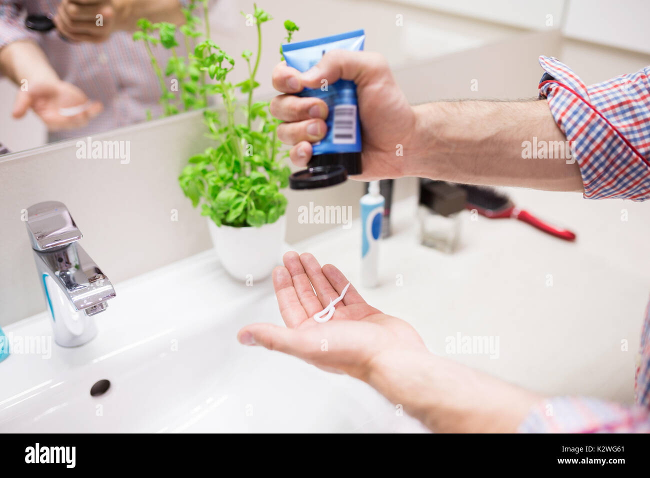 Close up of human hands using hair cosmetics Stock Photo - Alamy
