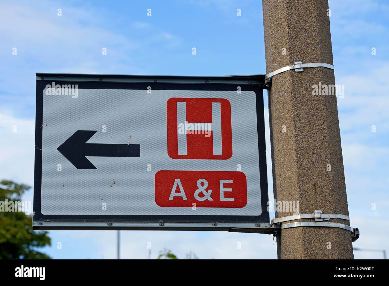 Hospital signpost hi-res stock photography and images - Alamy
