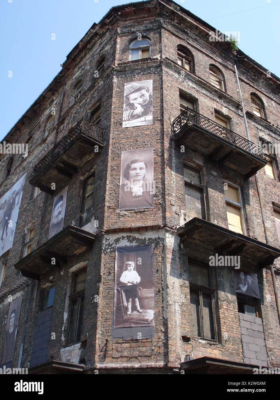 Old houses in Warsaw with photos that recall the memories of the Jews ...