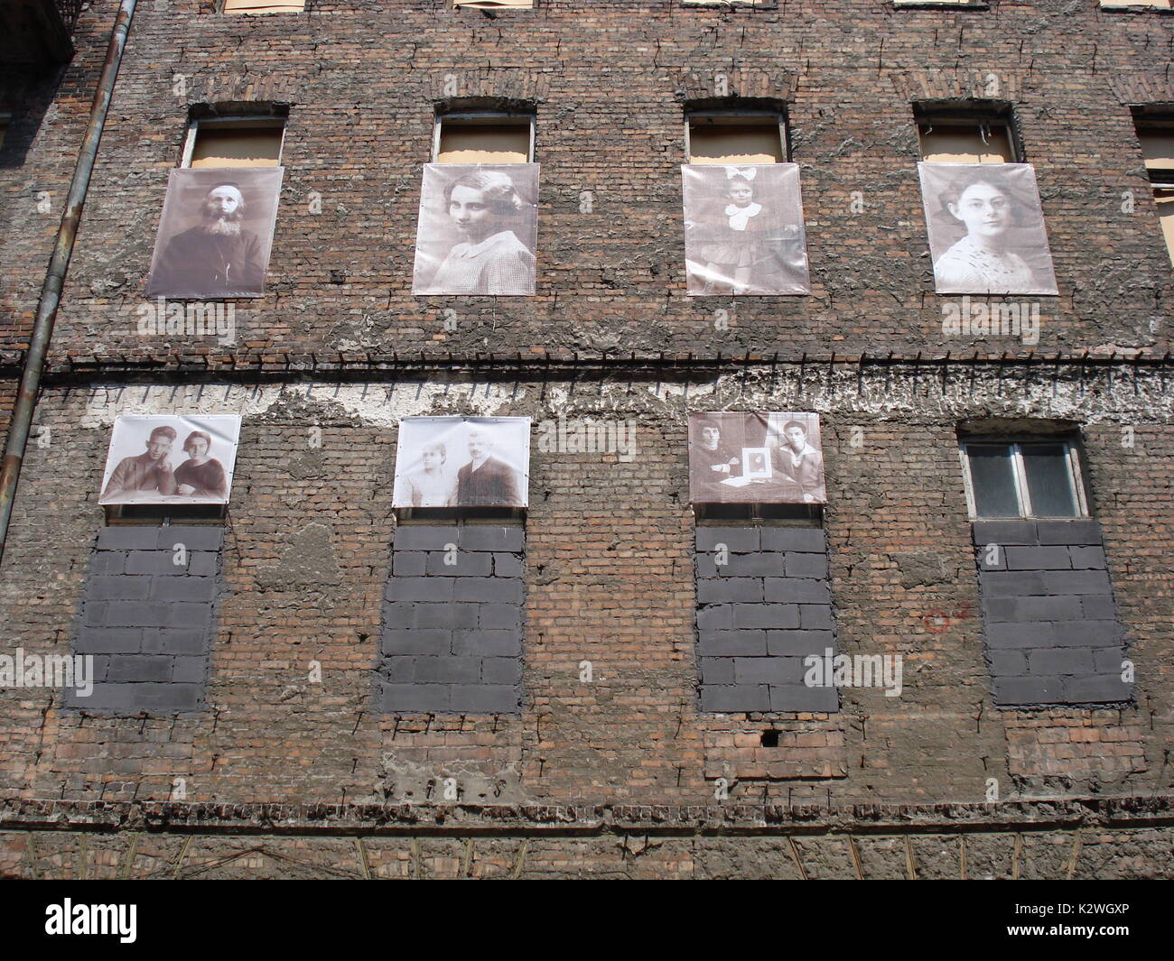 Old houses in Warsaw with photos that recall the memories of the Jews ...