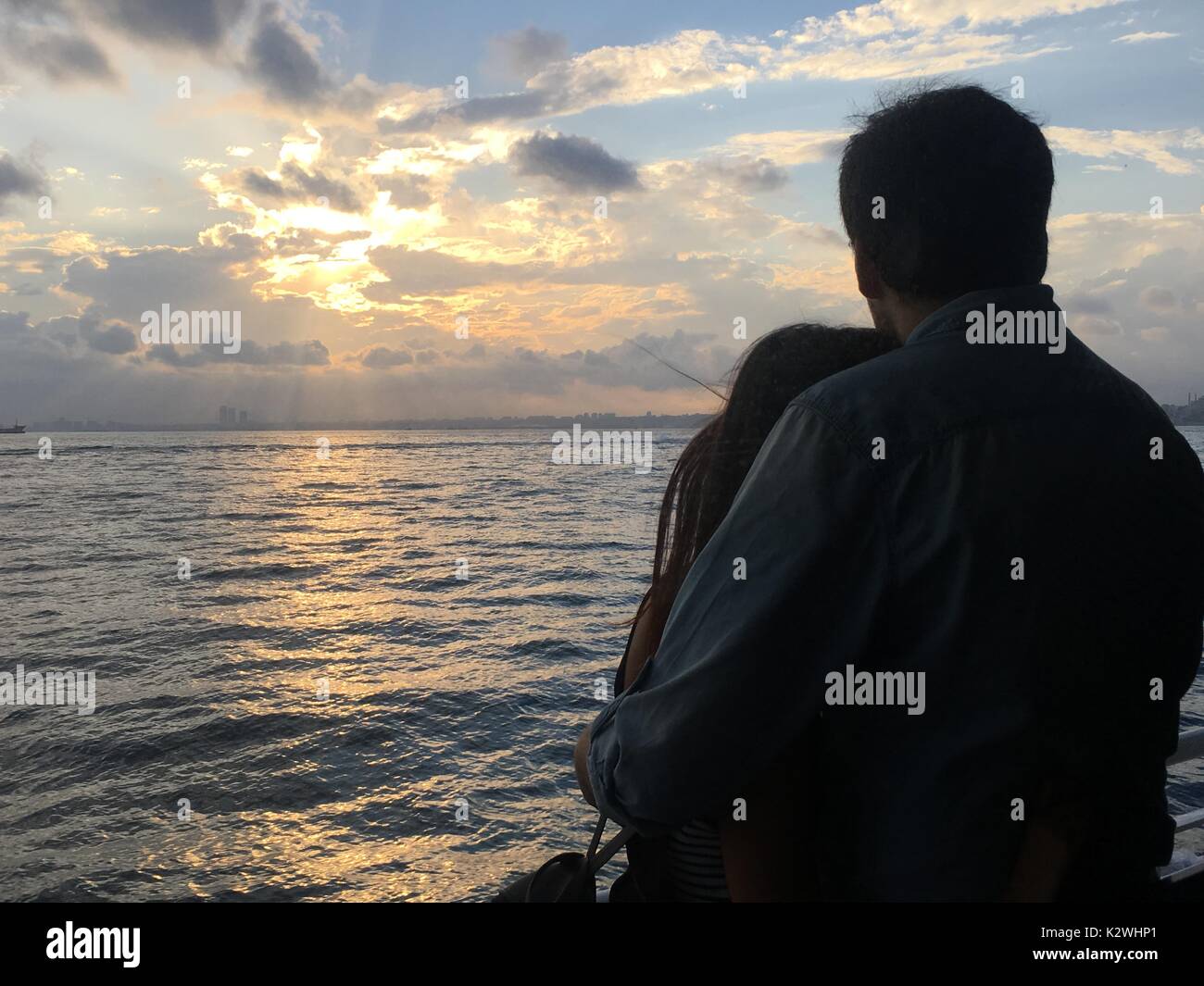 Couple hug sea hi-res stock photography and images - Alamy